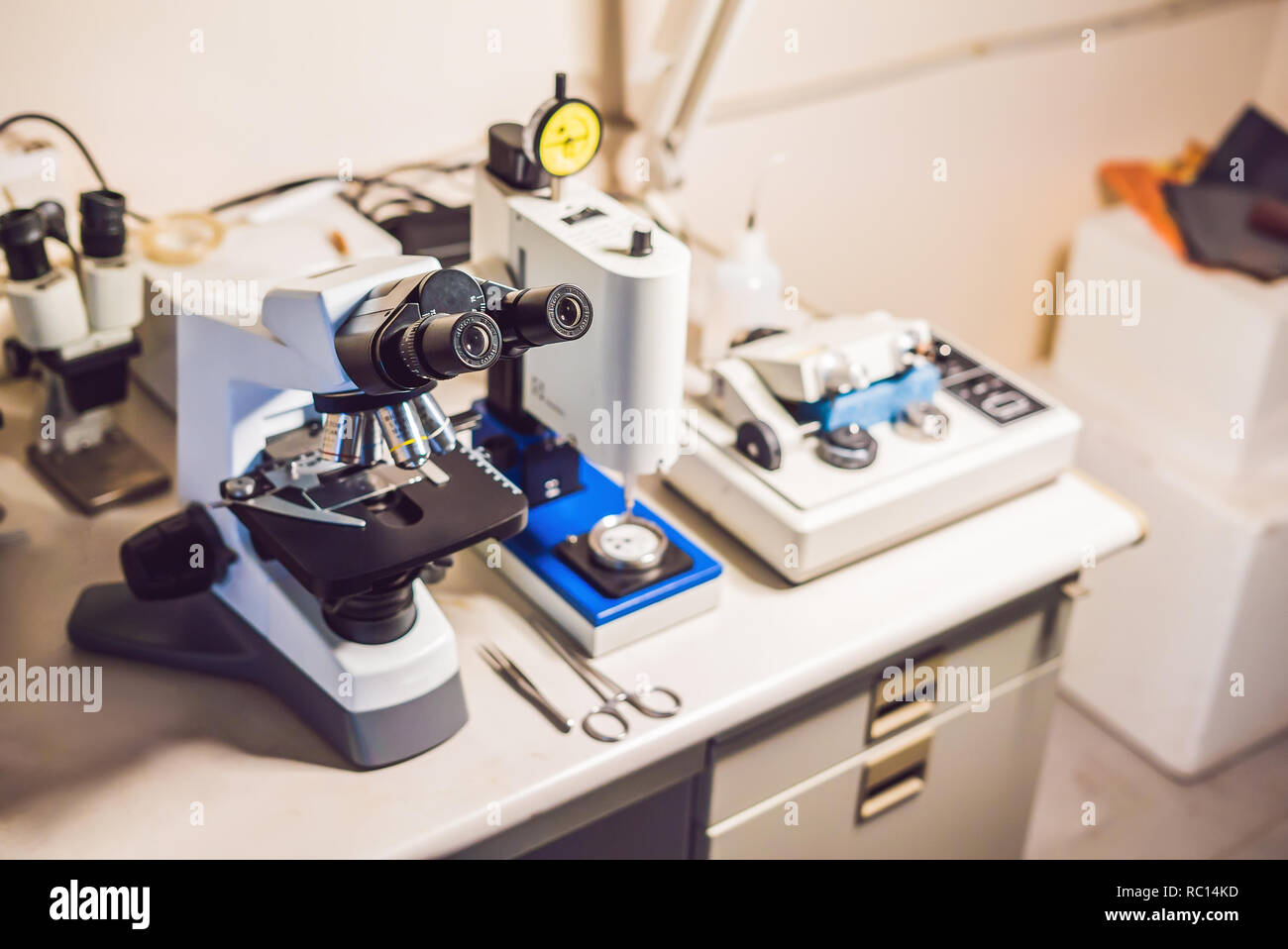 A sample preparation table in a laboratory with an optical microscope ...