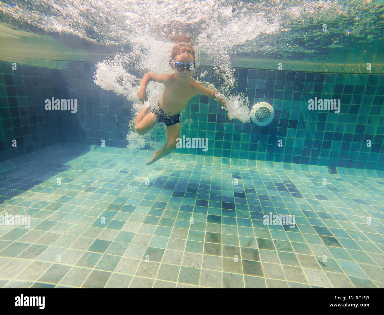 Swimmer holding breath hi-res stock photography and images - Alamy