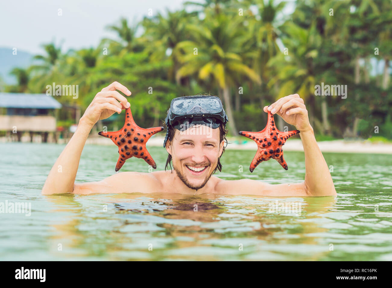 Man scuba diver holding his camera hi-res stock photography and images ...