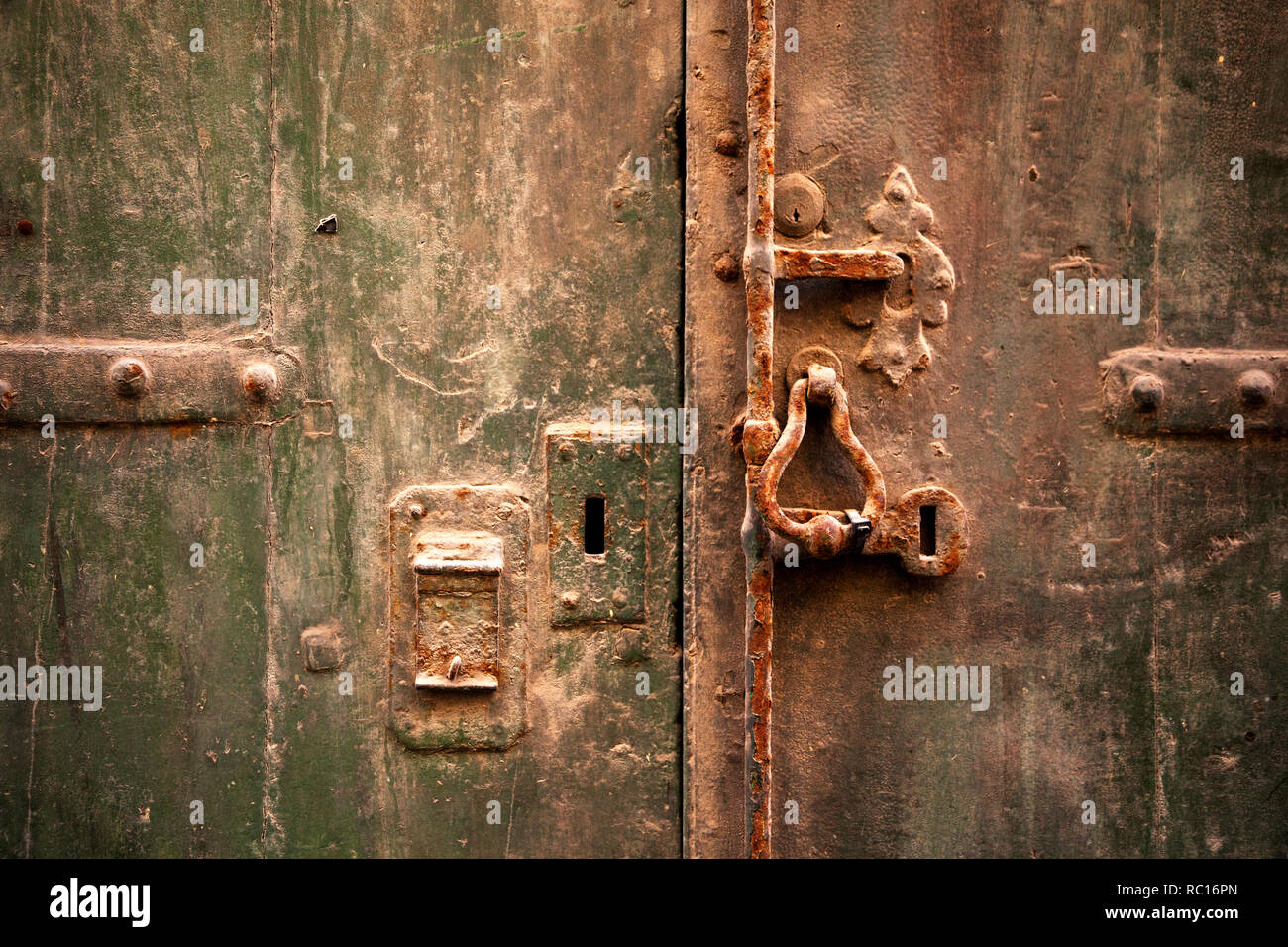 Old door padlock rusty hi-res stock photography and images - Alamy