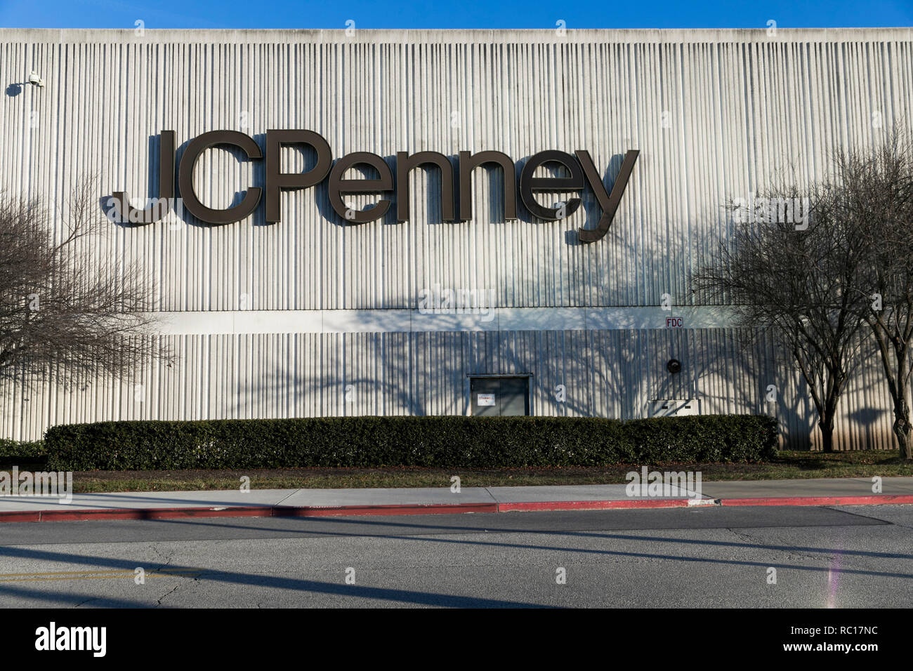 Sign logo storefront retail store hi-res stock photography and images ...