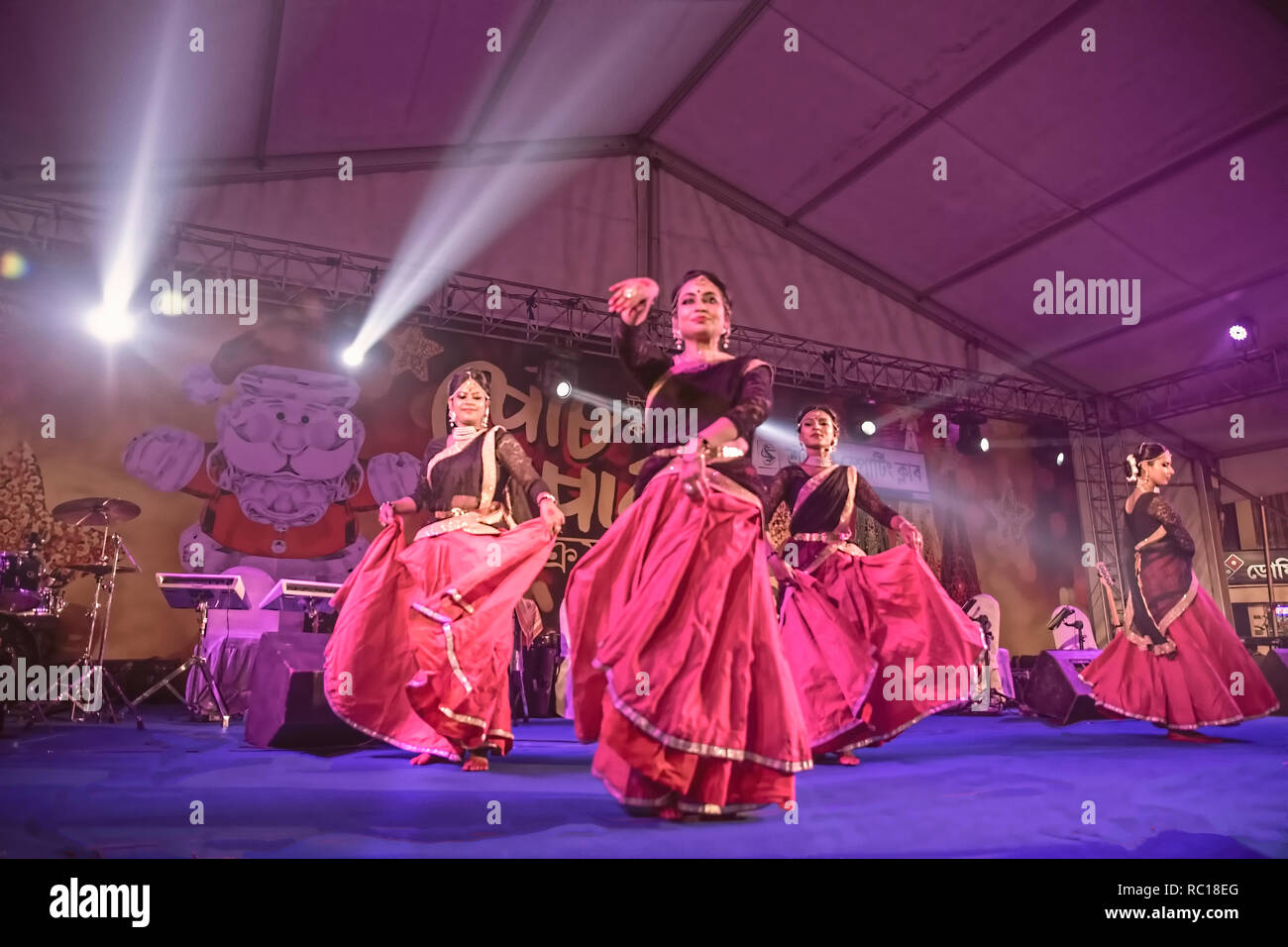 Kathak dance hi-res stock photography and images - Alamy