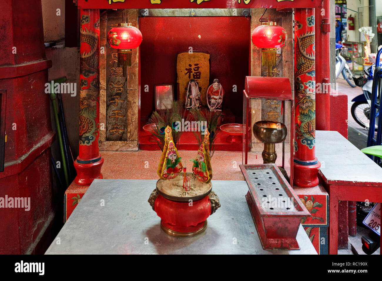 A Nia Keng Shrine temple in Chinatown, Bangkok, Thailand Stock Photo ...