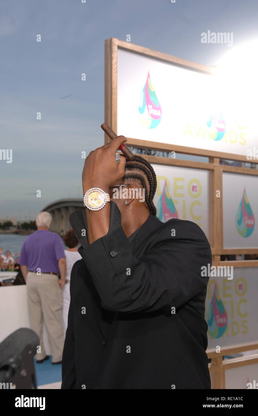 R kelly arrives for the mtv video music awards hi-res stock photography ...