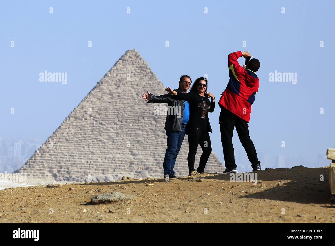 Giza, Egypt. 12th Jan, 2019. Tourists pose for photos at the Great ...