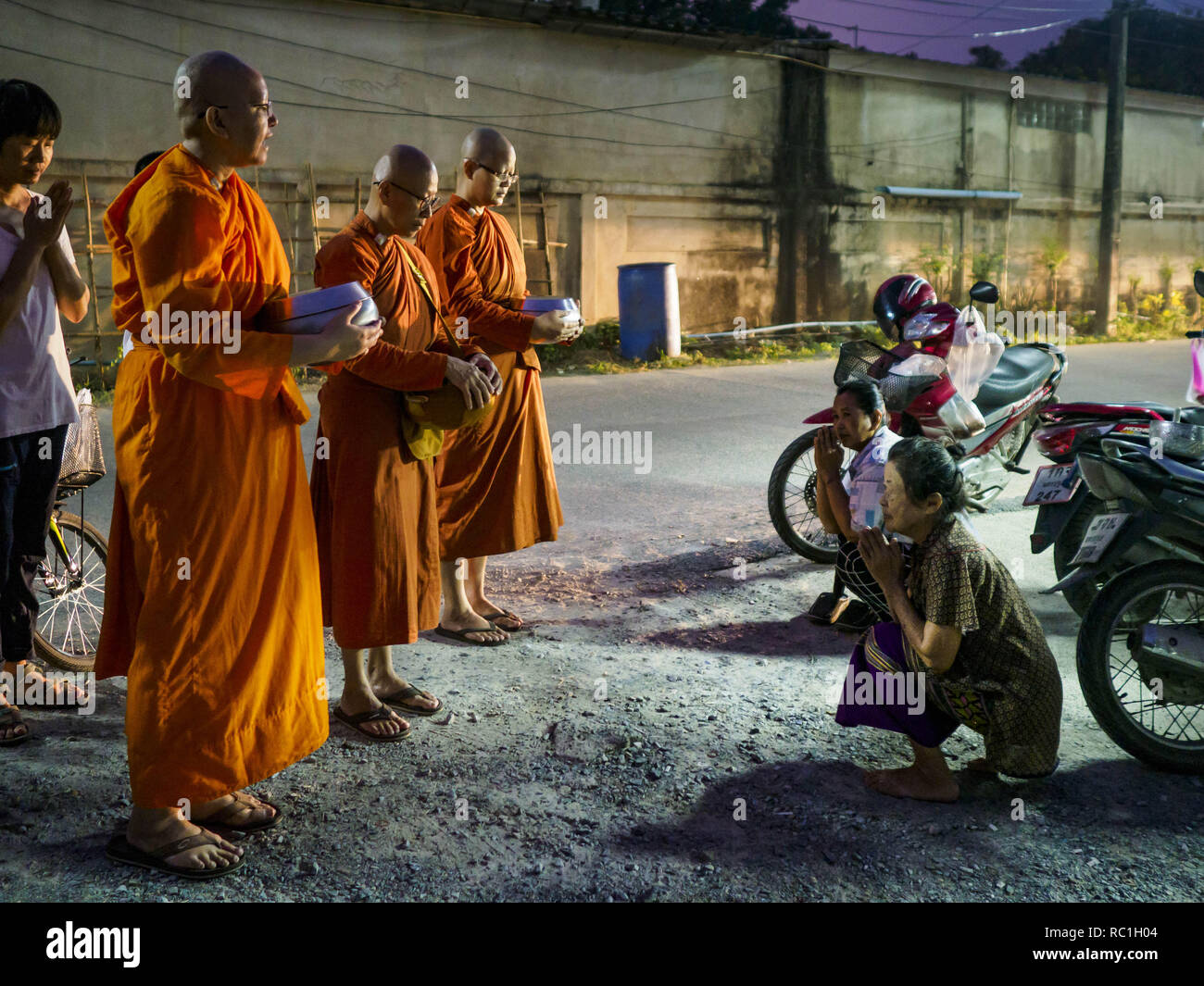 Nakhon Pathom, Nakhon Pathom, Thailand. 13th Jan, 2019. Female monks ...