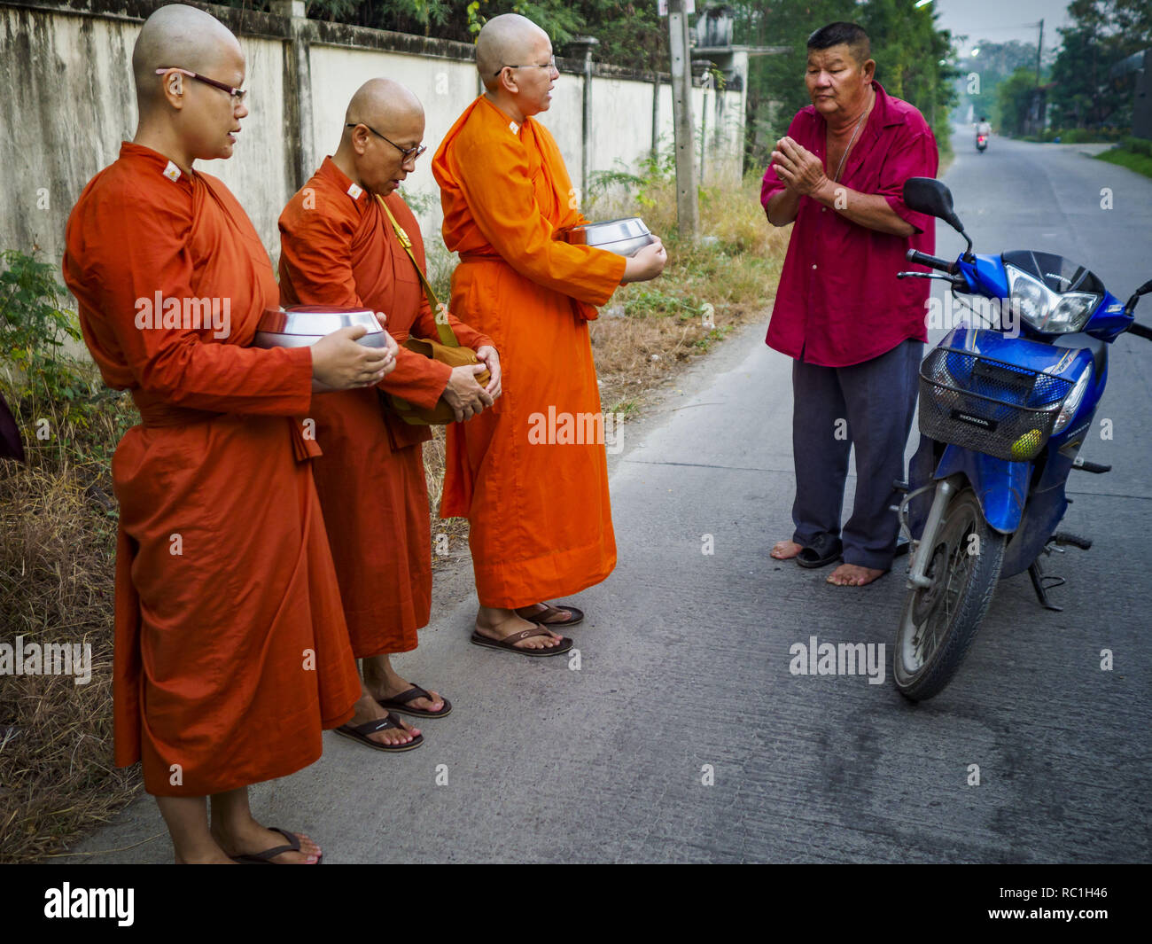 Nakhon Pathom, Nakhon Pathom, Thailand. 13th Jan, 2019. Female monks ...