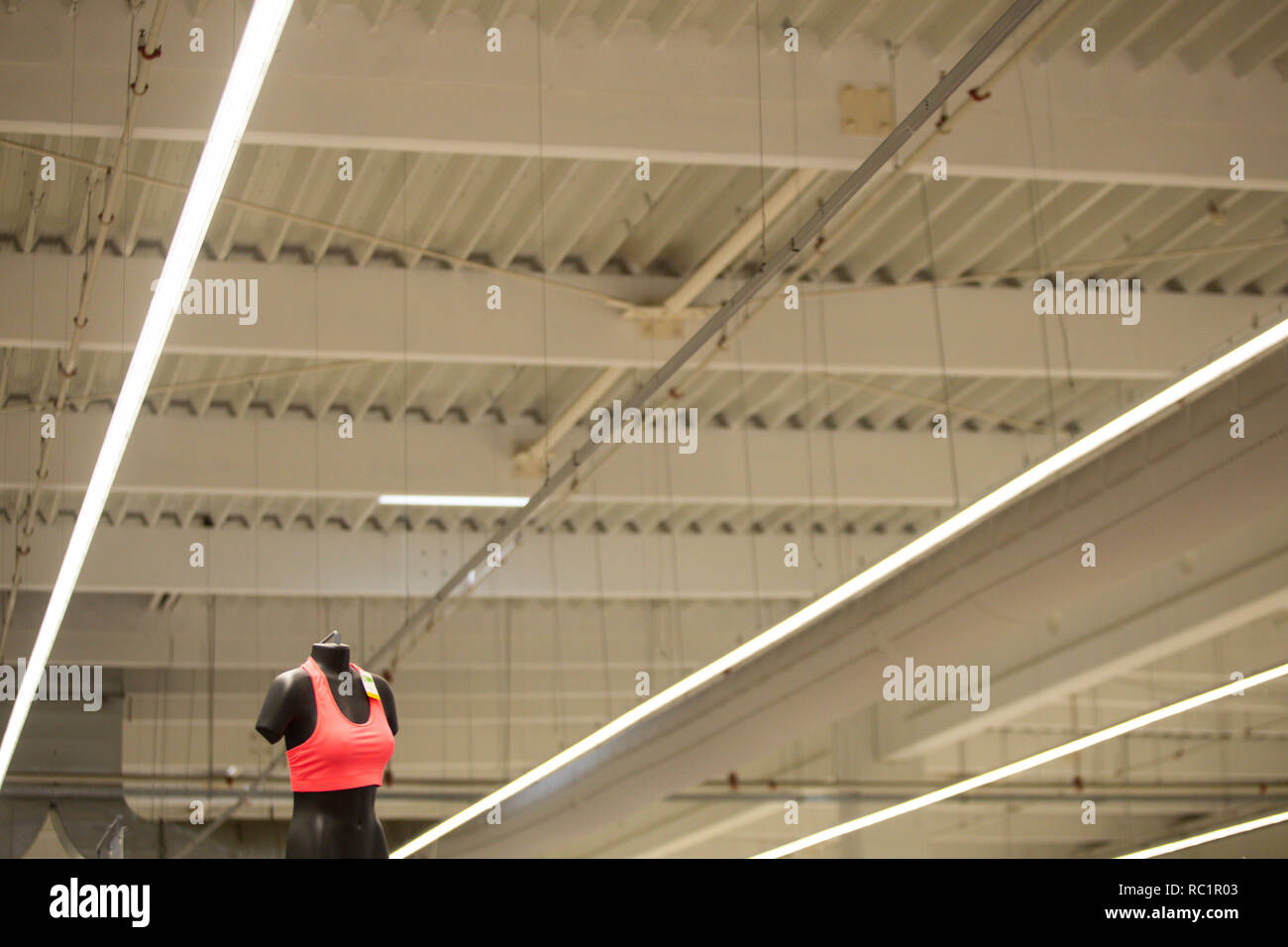 Armless mannequin hi-res stock photography and images - Alamy