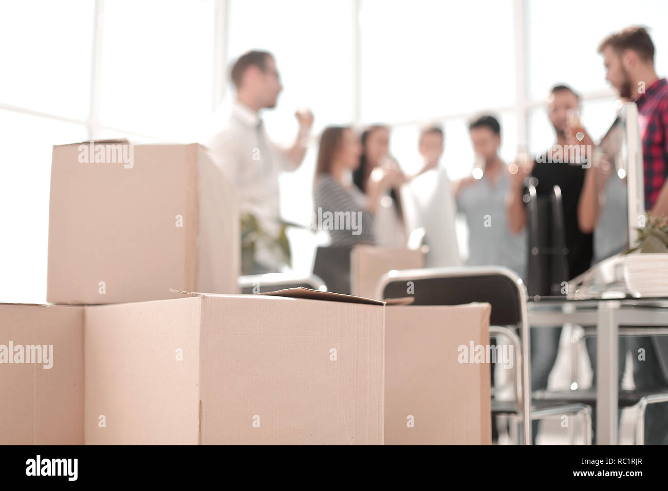 Office worker packing boxes hi-res stock photography and images - Alamy