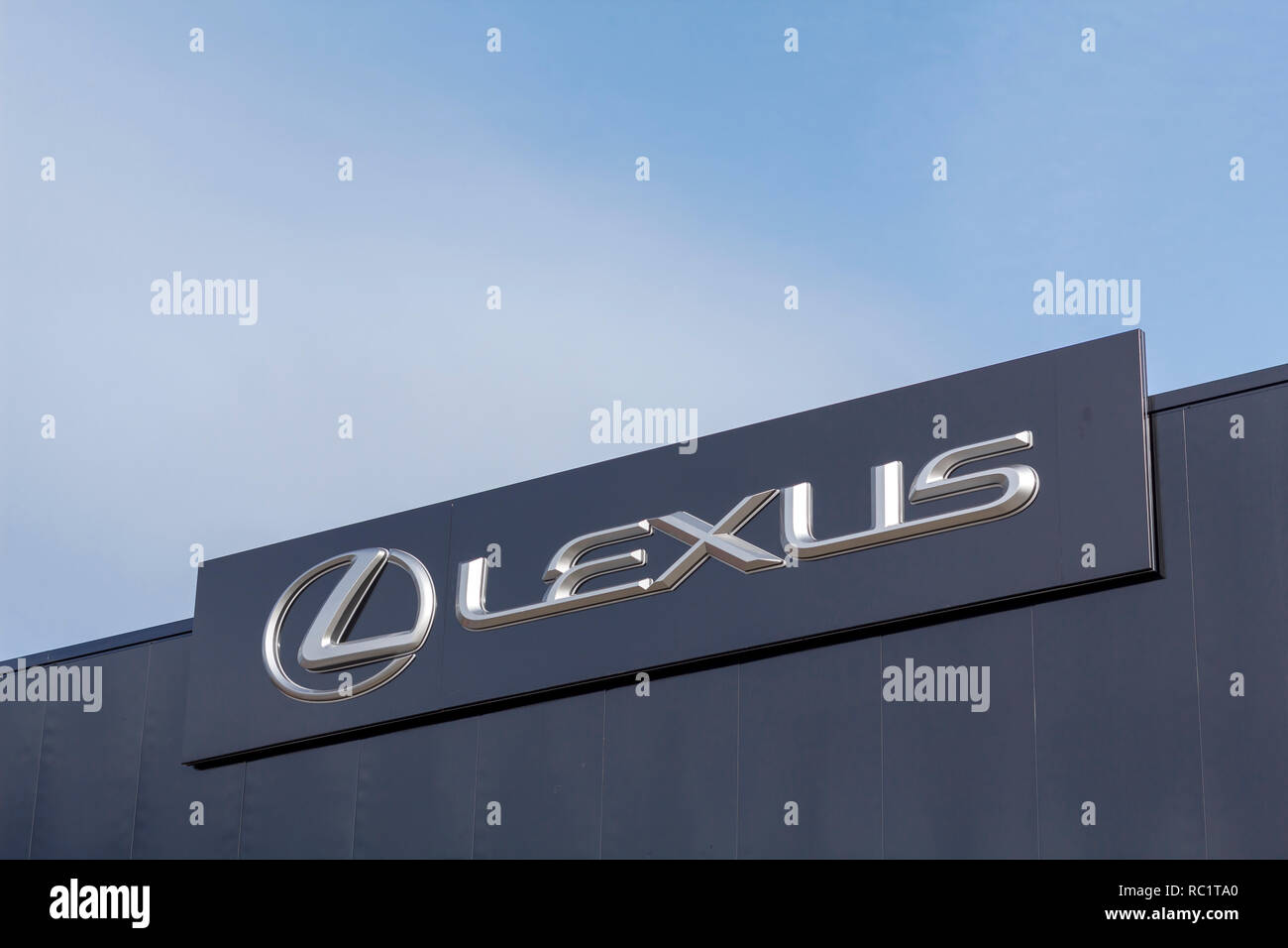 Lexus logo hi-res stock photography and images - Alamy
