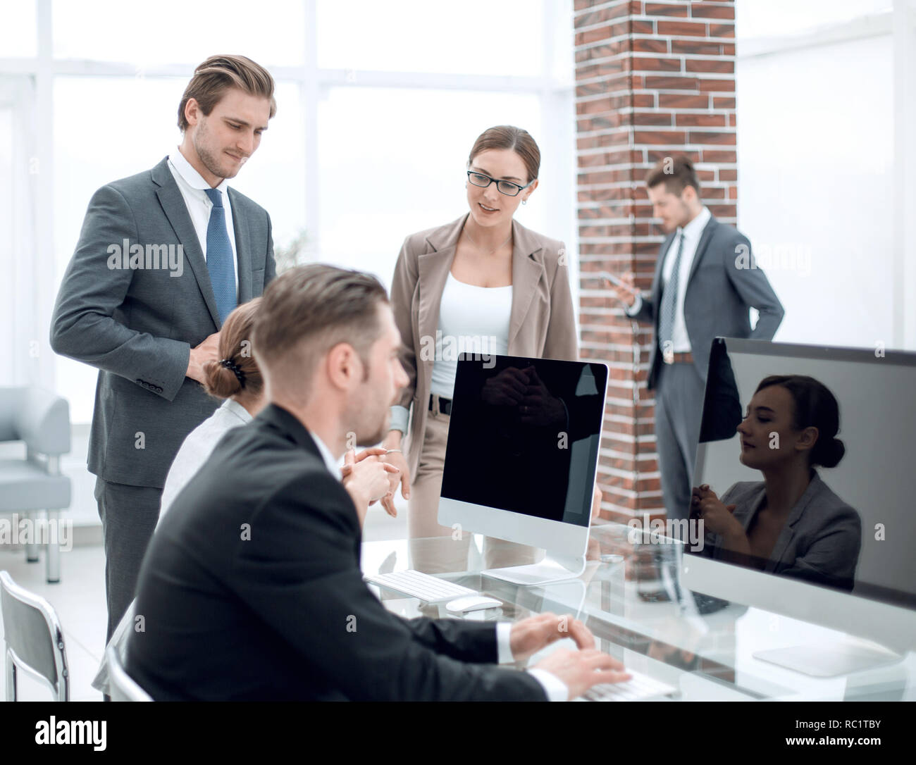 Bank employees hi-res stock photography and images - Alamy