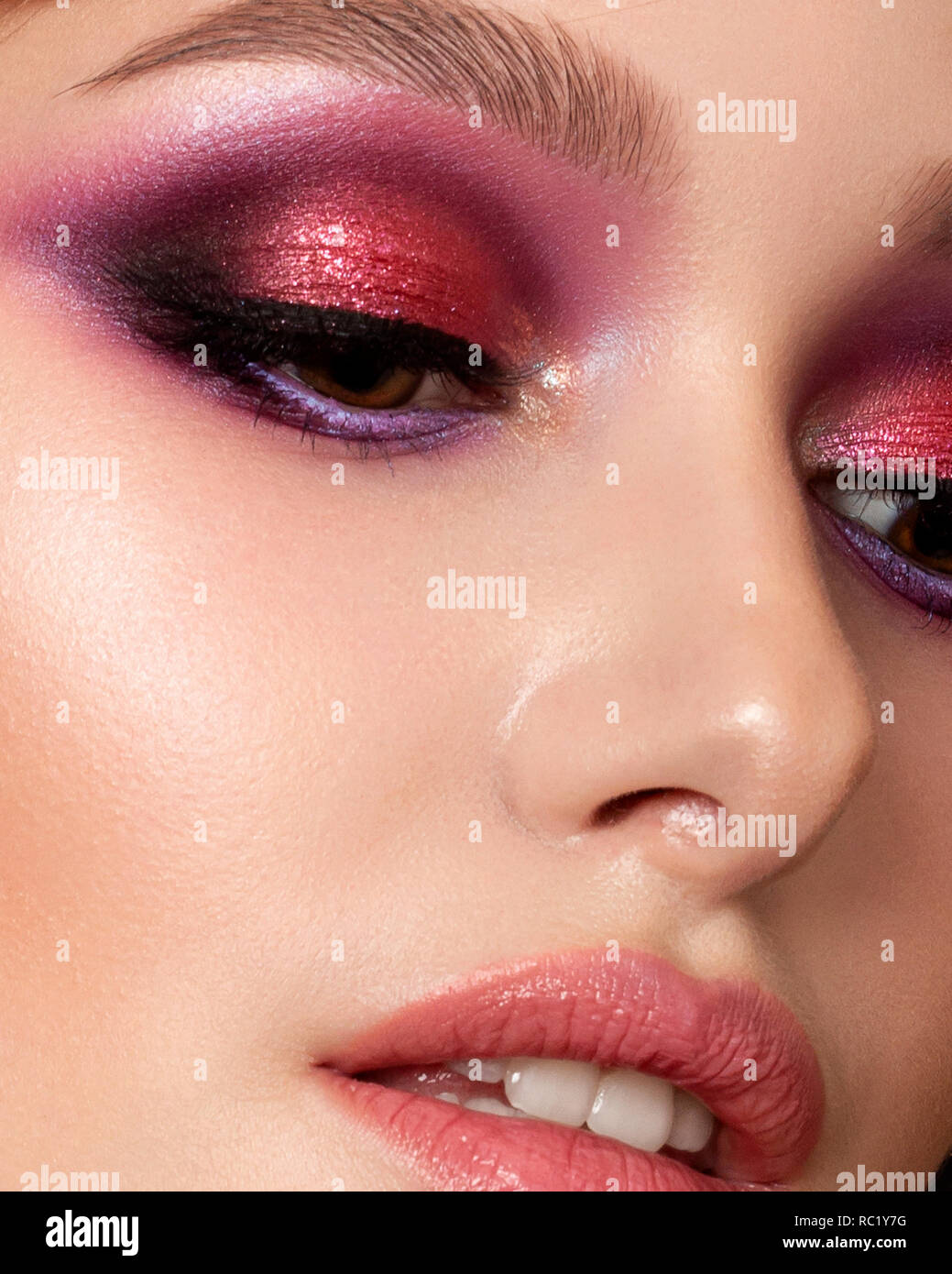 Purple pink eyes hi-res stock photography and images - Alamy