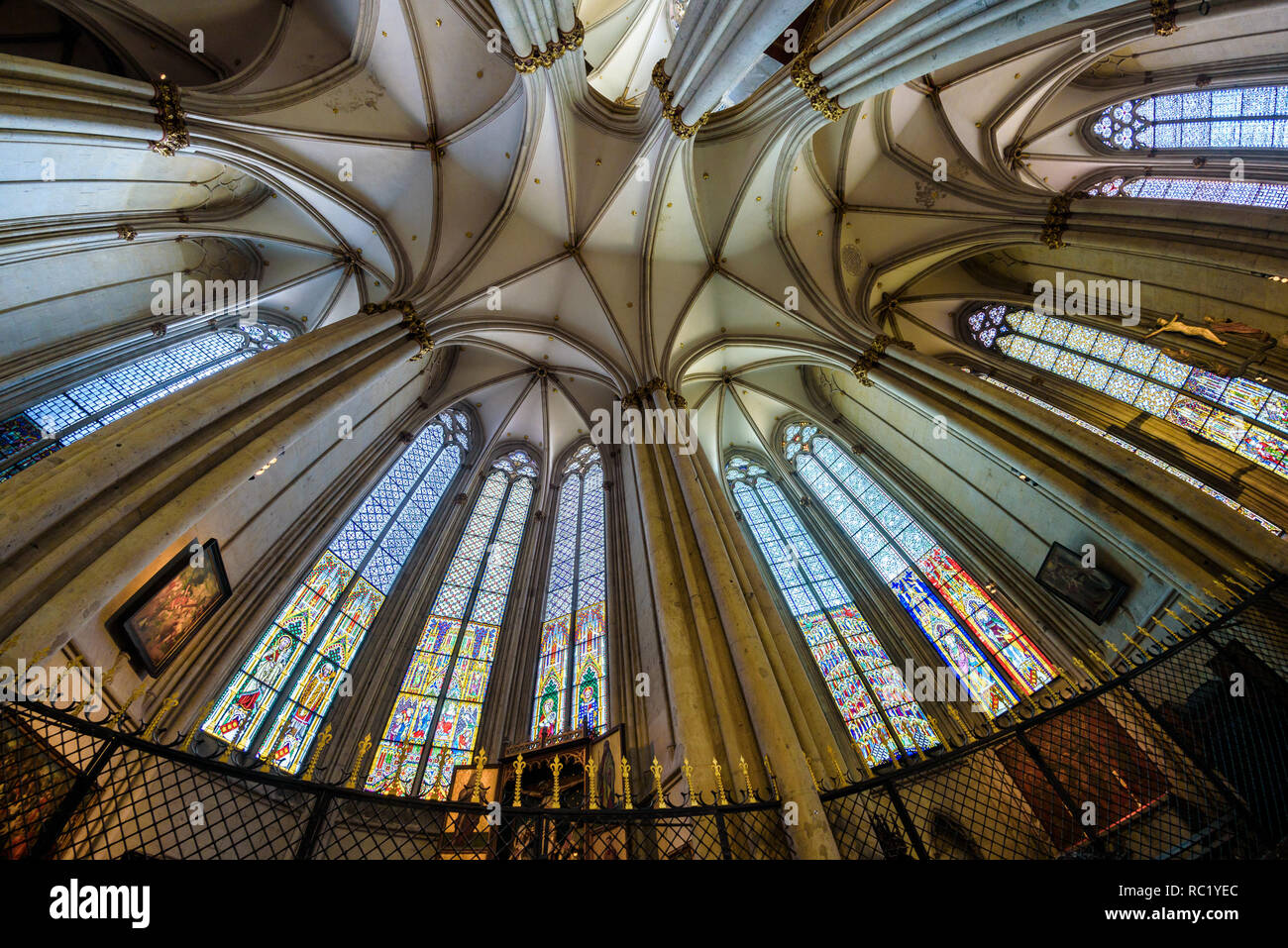 Stained glass window at cologne cathedral kolner dom hi-res stock ...