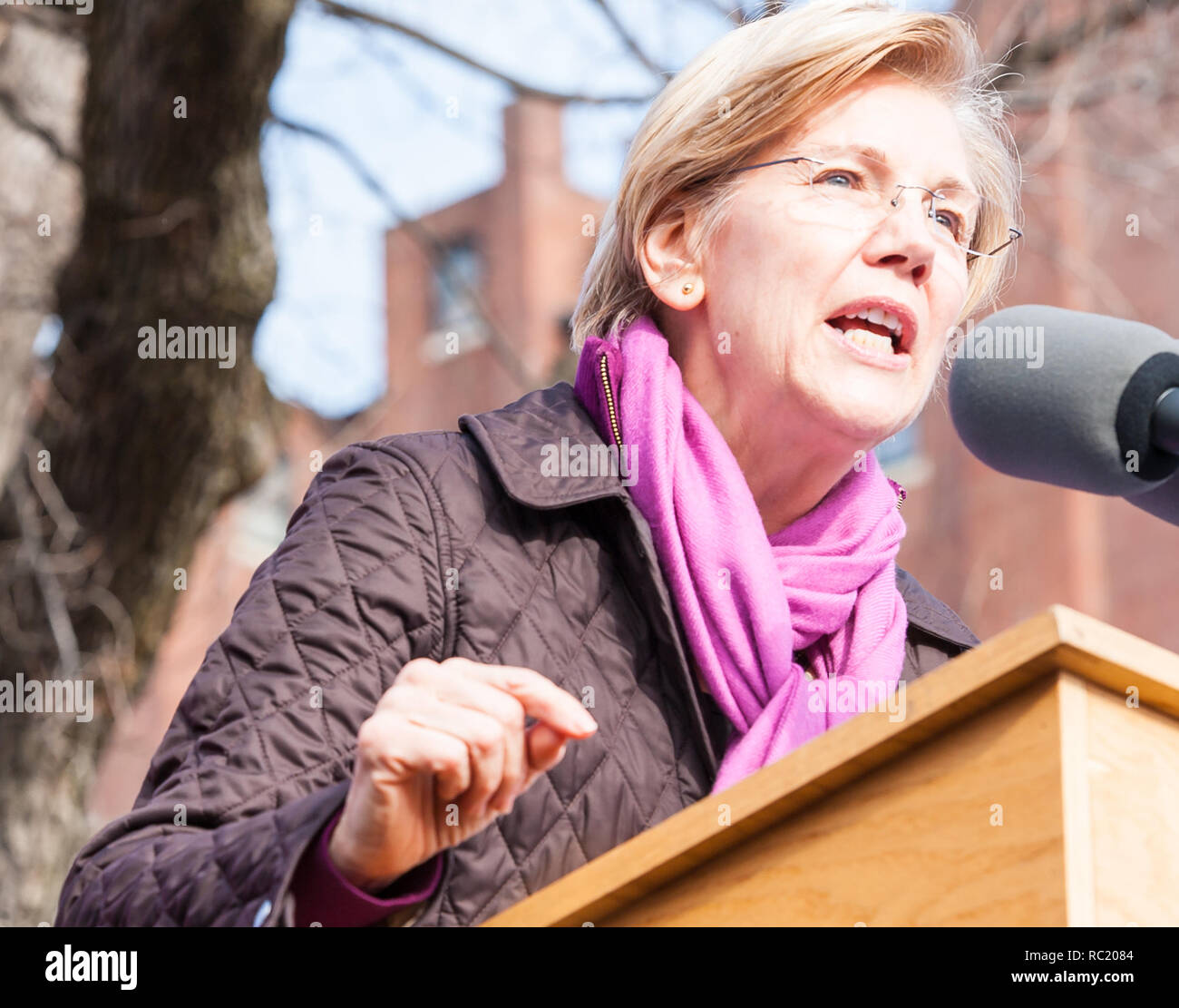 On stage making speech speaking hi-res stock photography and images - Alamy