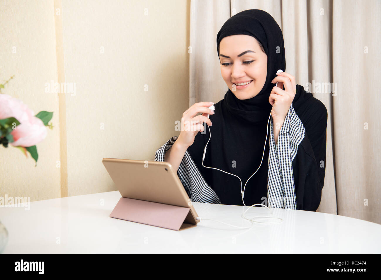 Muslim student computer hi-res stock photography and images - Alamy