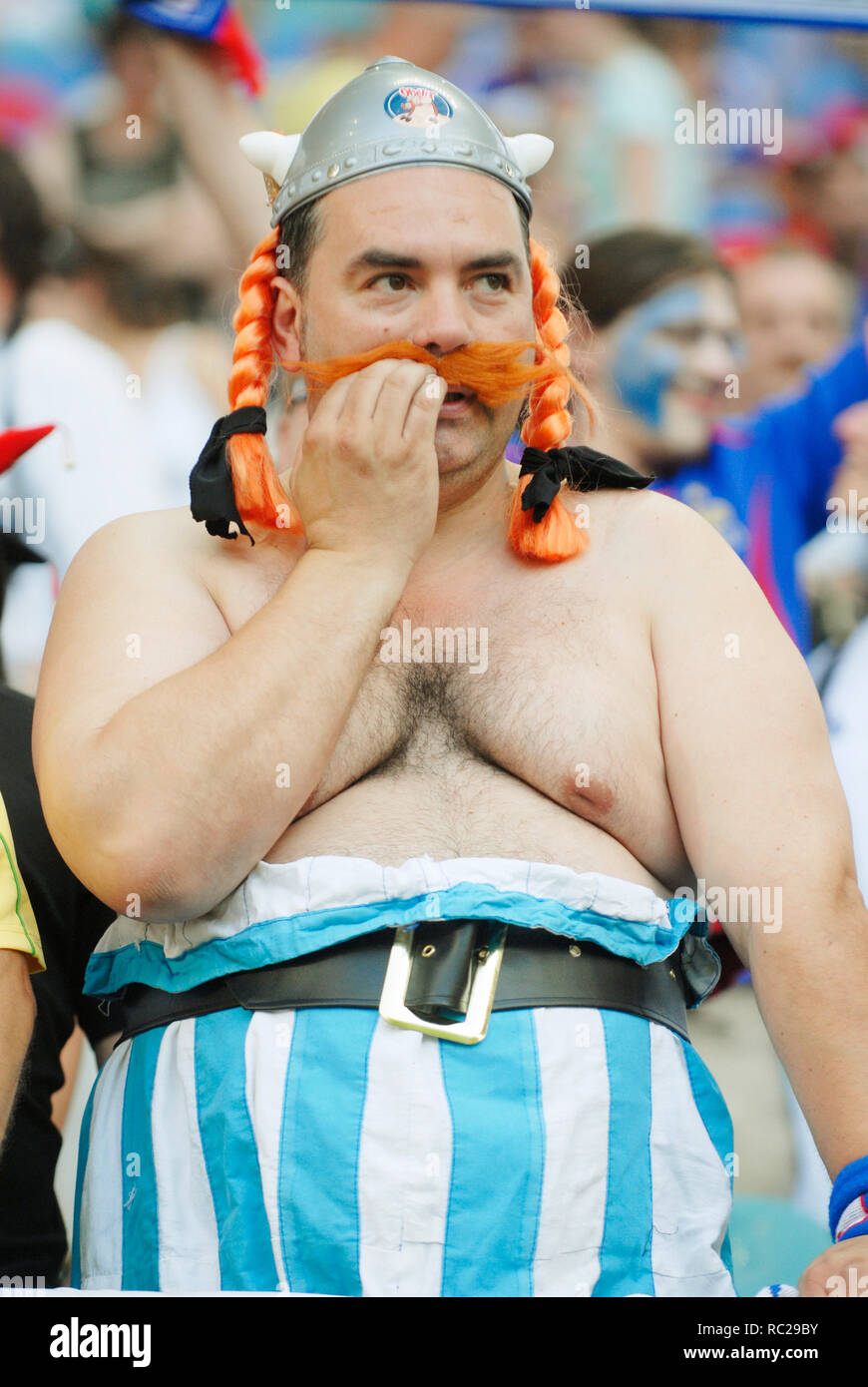 Football fan dressed up hi-res stock photography and images - Alamy