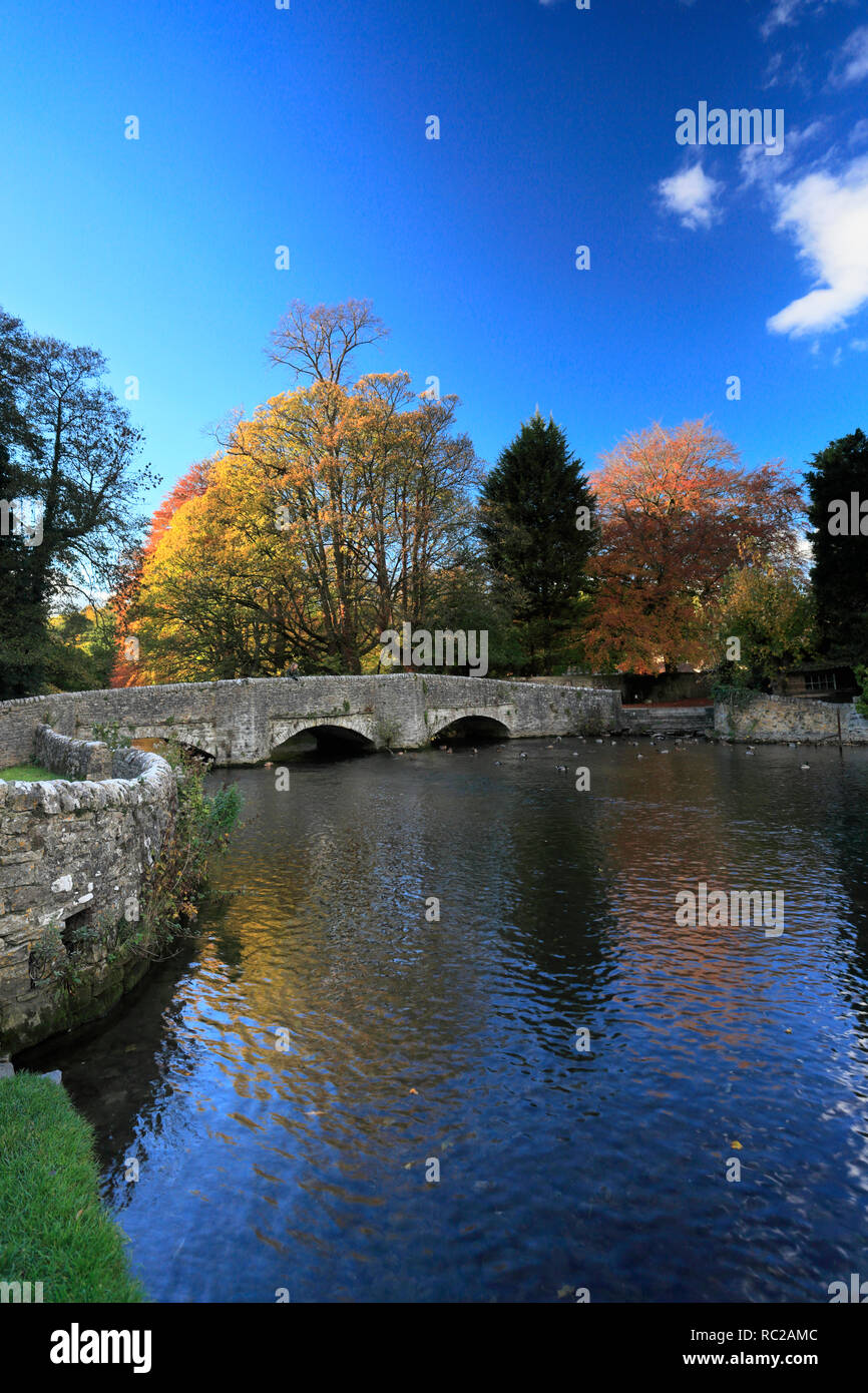 Autumn colours over the Sheepwash Bridge, river Wye, Ashford in the ...