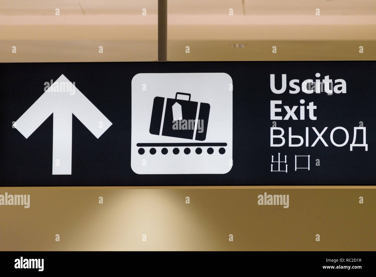 Airport ticket desk luggage hi-res stock photography and images - Alamy