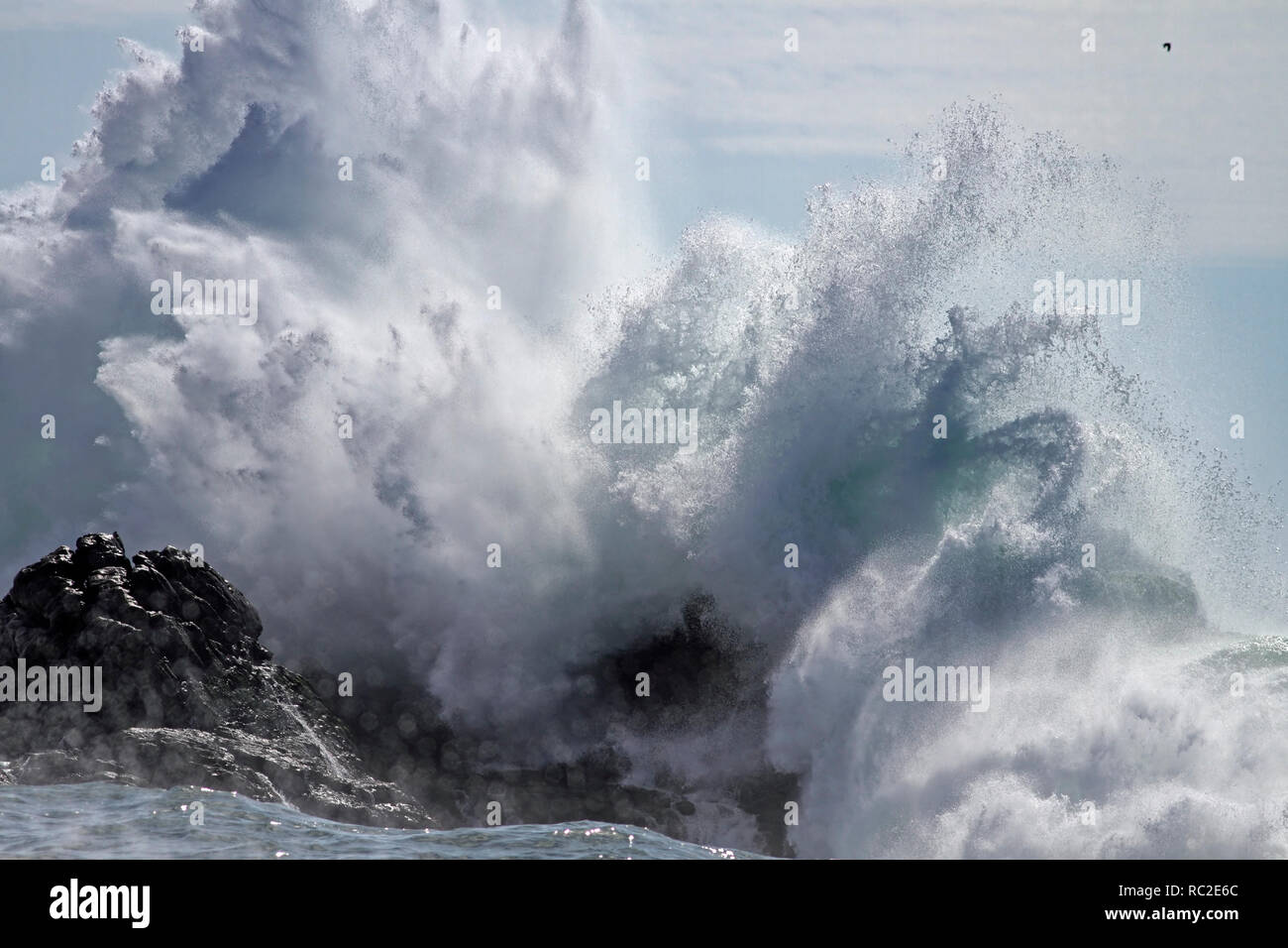 Big wave splash cliffs hi-res stock photography and images - Alamy