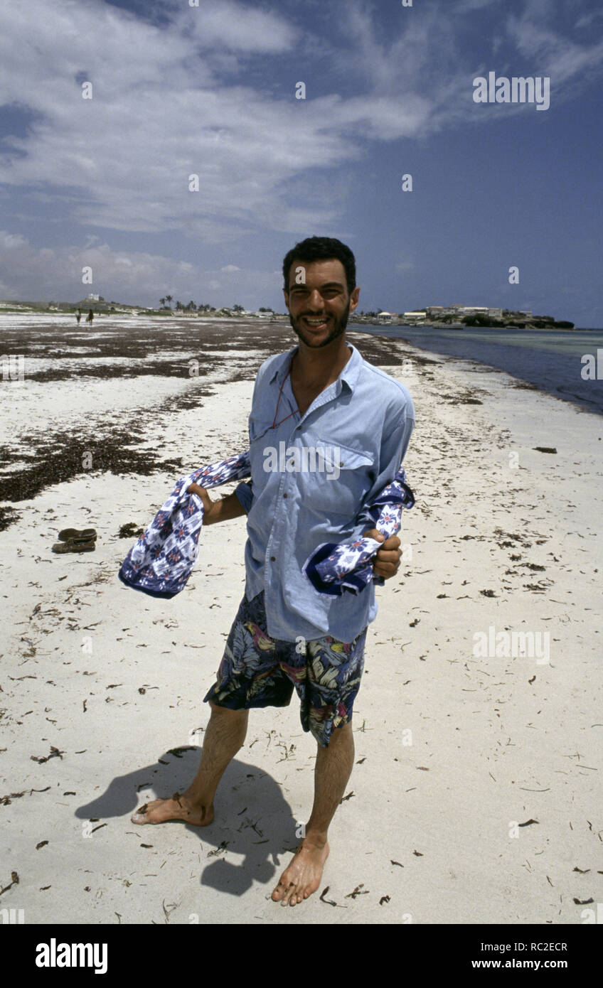 Tv news reporter reporting beach hi-res stock photography and images ...