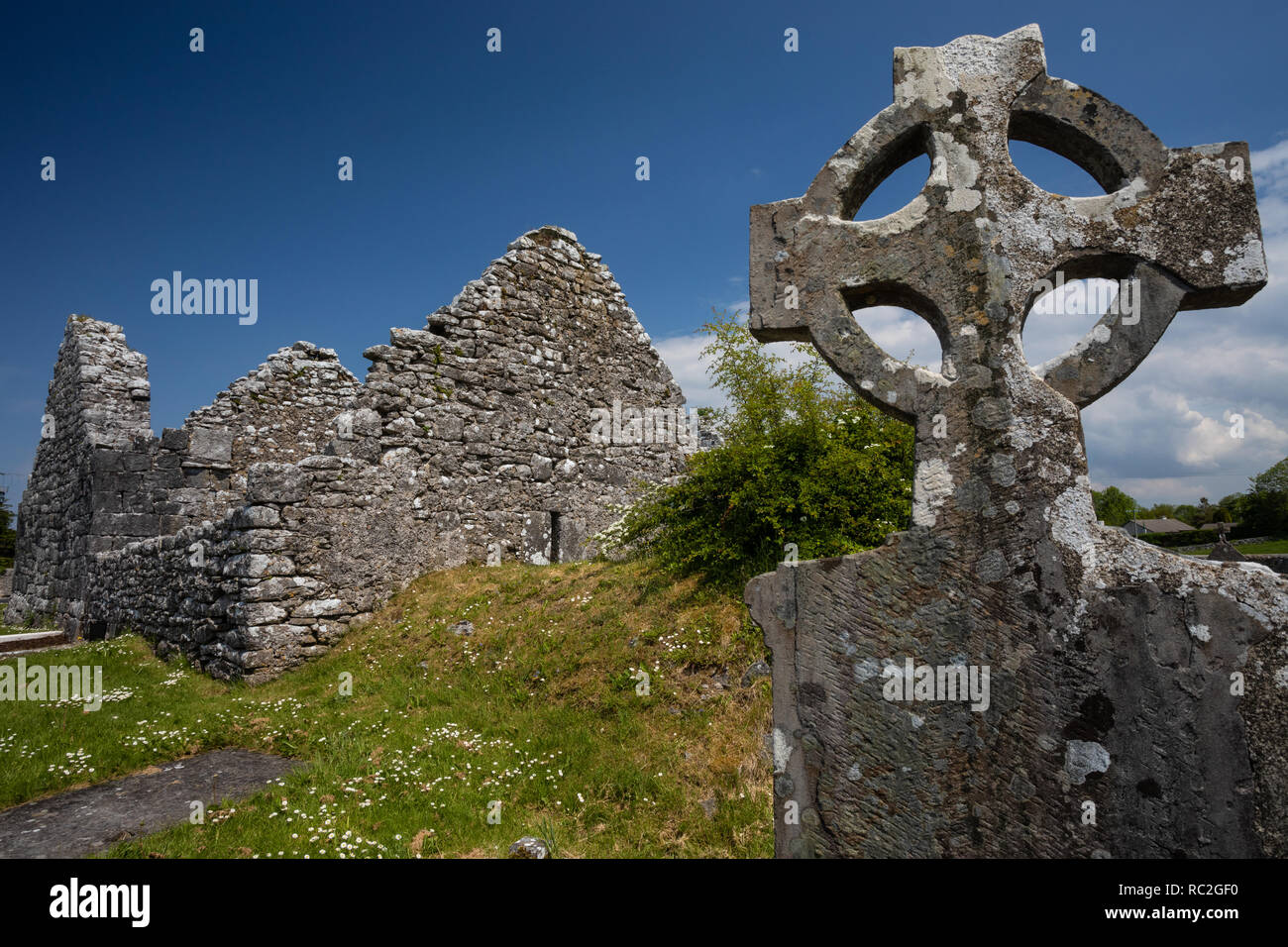 Church cemetery ruins county clare hi-res stock photography and images ...