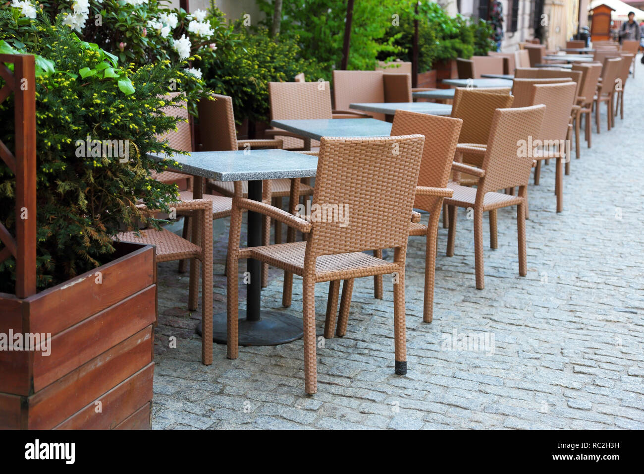 Restaurant tables on street rome hi-res stock photography and images ...