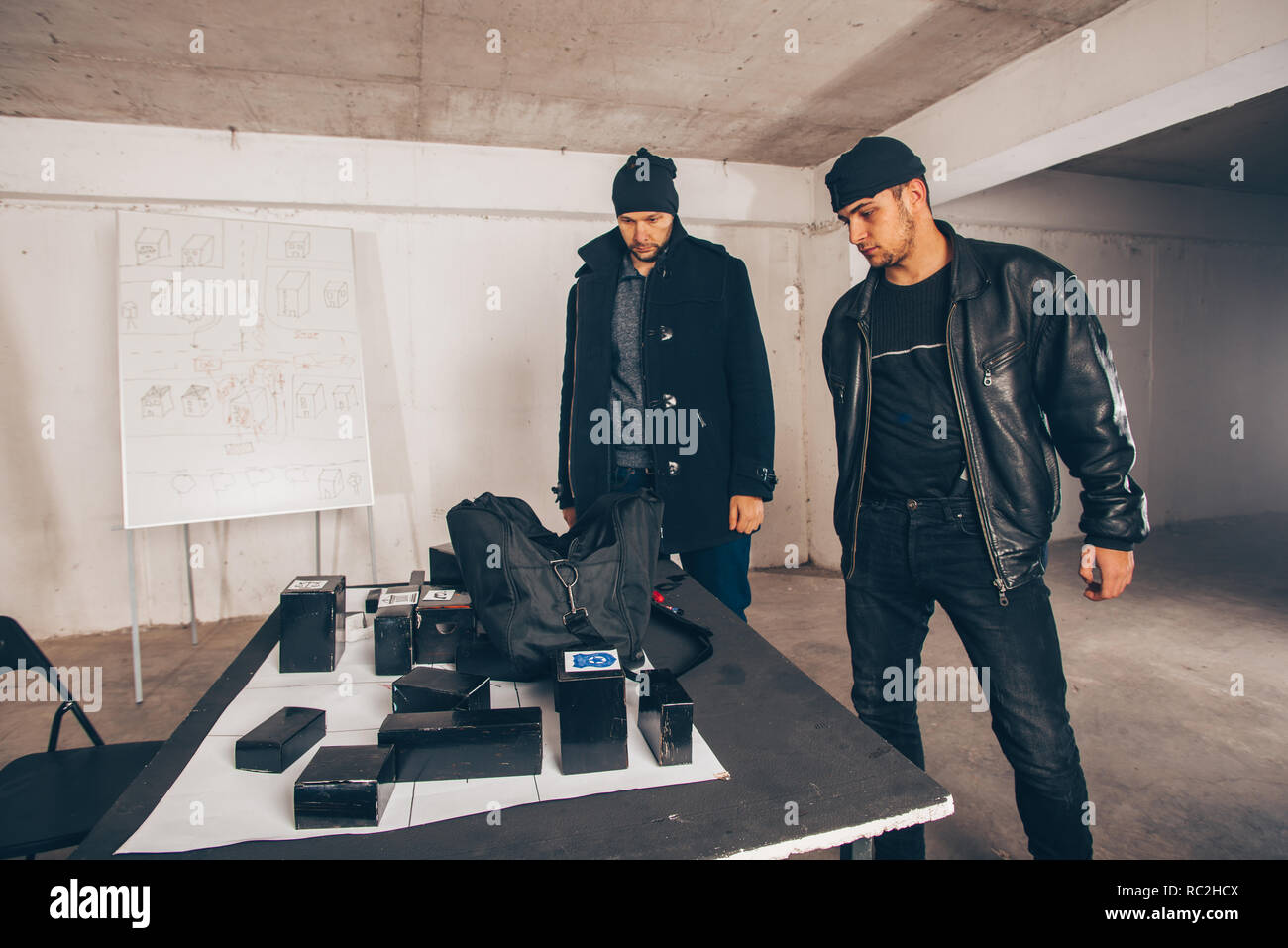 Gangsters table hi-res stock photography and images - Alamy