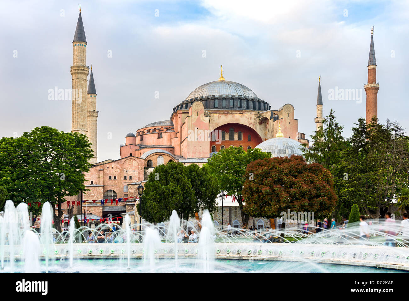 The Sultan Ahmad Maydan water fountain with the Hagia Sophia museum in ...