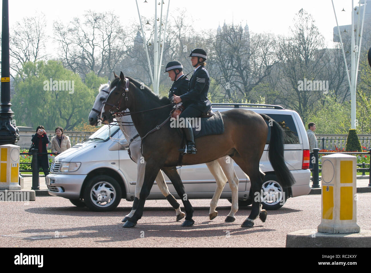 Mounted police officers patrol next to Buckingham Palace, London, Great ...