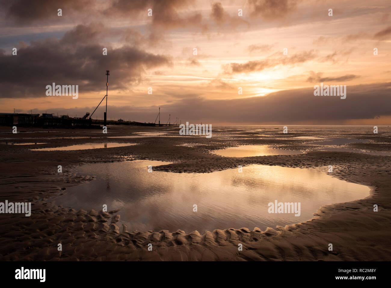 Hunstanton beach sunset on north hi-res stock photography and images ...