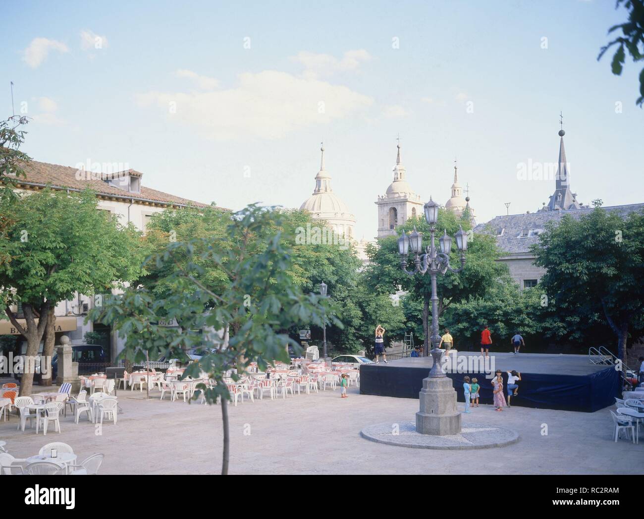 PLAZA DE CERVANTES CON TERRAZAS DE CAFETERIAS Y ESCENARIO PARA ...