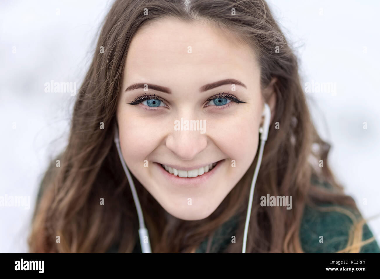 Headphone female hi-res stock photography and images - Alamy