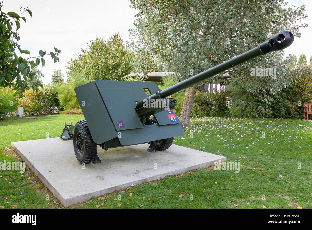 British field gun at Overlord Museum, Normandy, France Stock Photo - Alamy