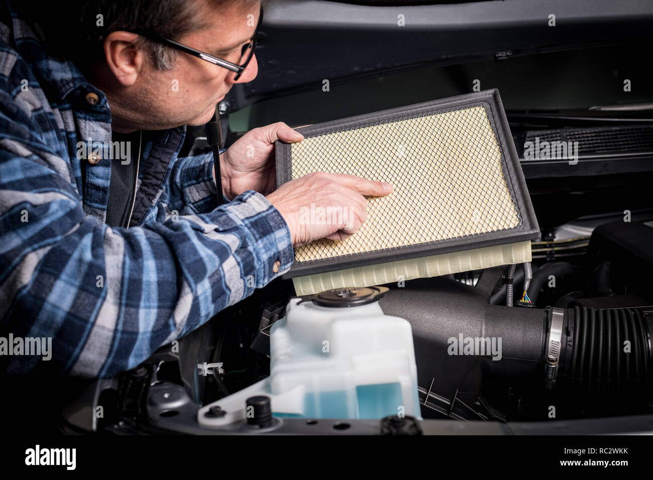 Man points at a defect on an air filter from a pick up Stock Photo - Alamy