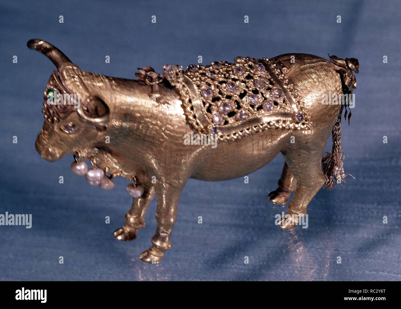 Toro de oro hi-res stock photography and images - Alamy