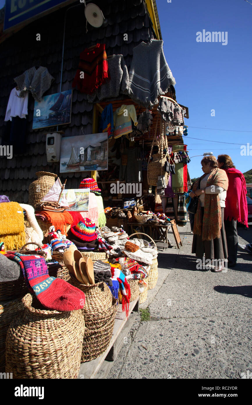 CHILE. Puerto Montt; la caleta de Angelmó concentra decenas de tiendas ...