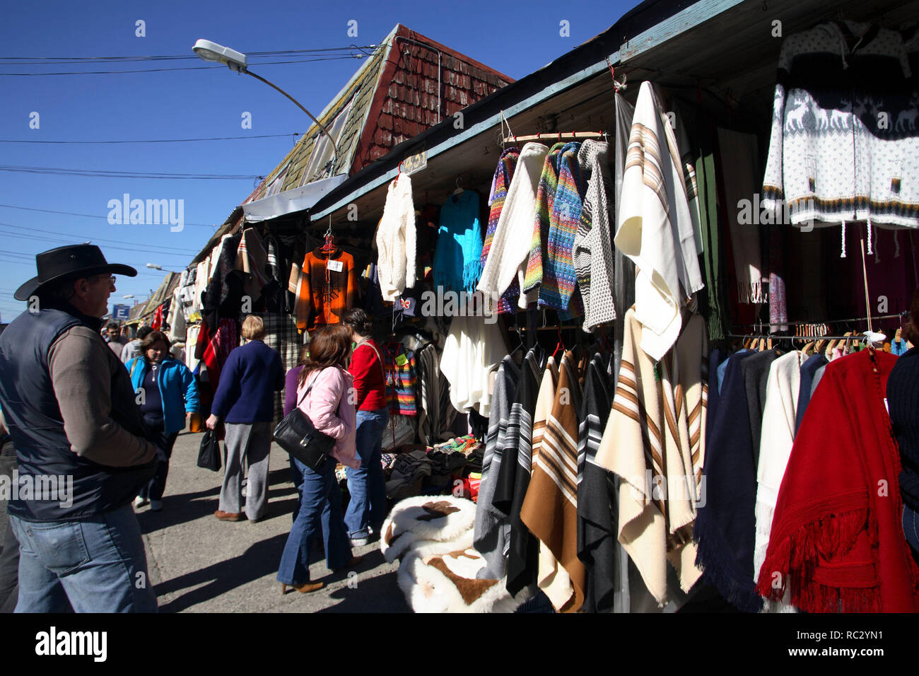 CHILE. Puerto Montt; la caleta de Angelmó concentra decenas de tiendas ...