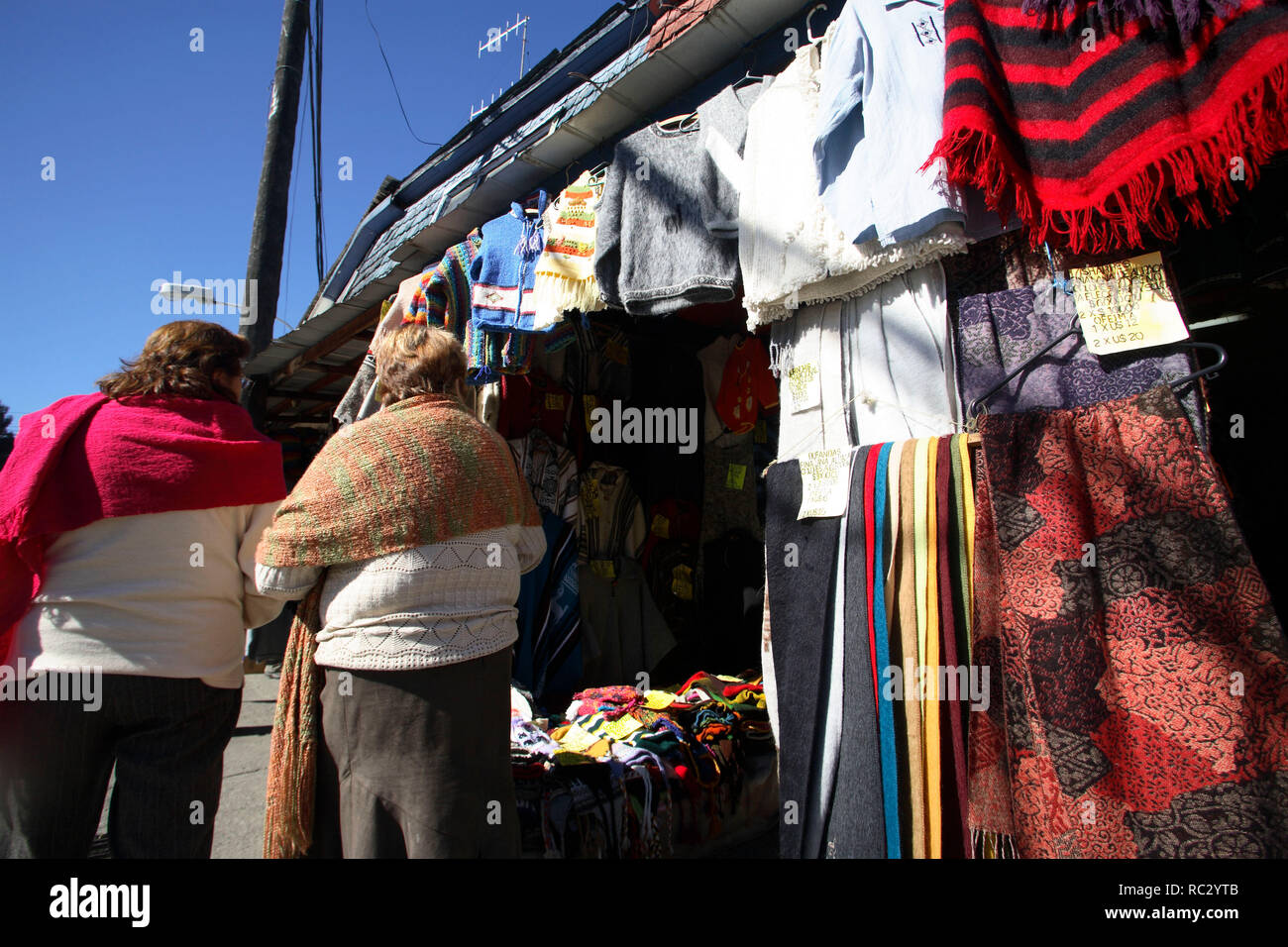 CHILE. Puerto Montt; la caleta de Angelmó concentra decenas de tiendas ...