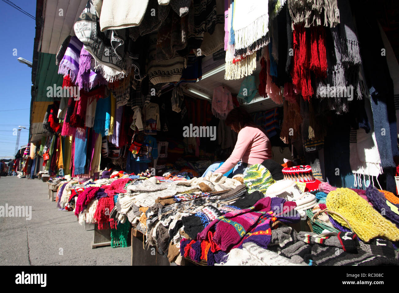 CHILE. Puerto Montt; la caleta de Angelmó concentra decenas de tiendas ...