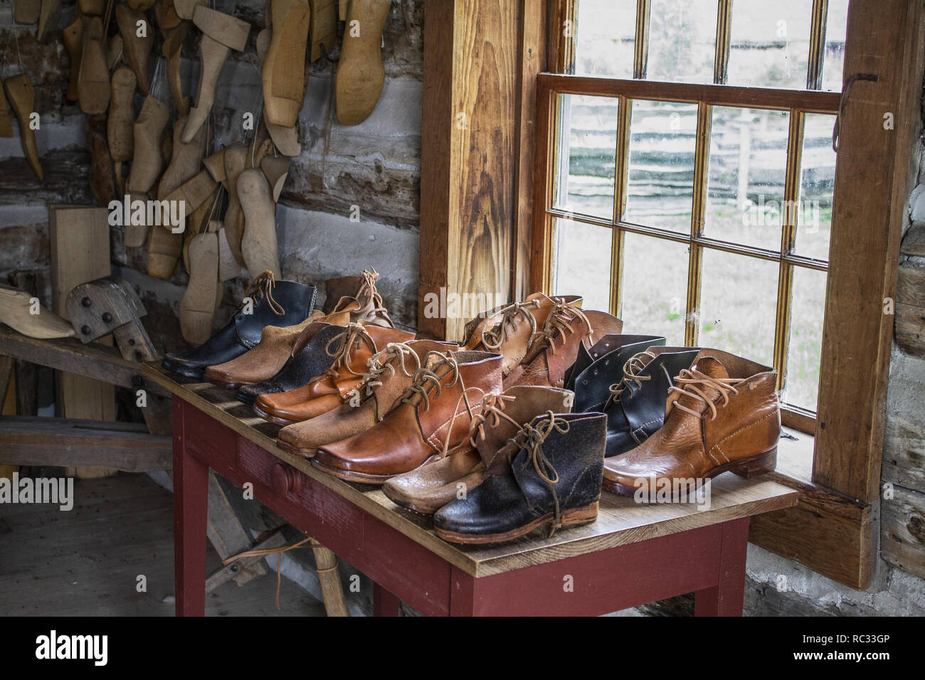 Cobbler shop hi-res stock photography and images - Alamy