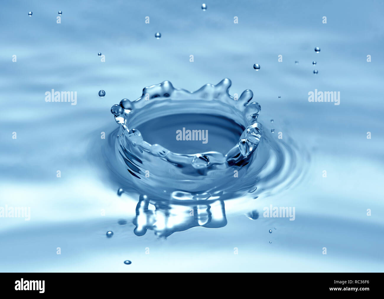 droplet splash on blue water surface Stock Photo - Alamy