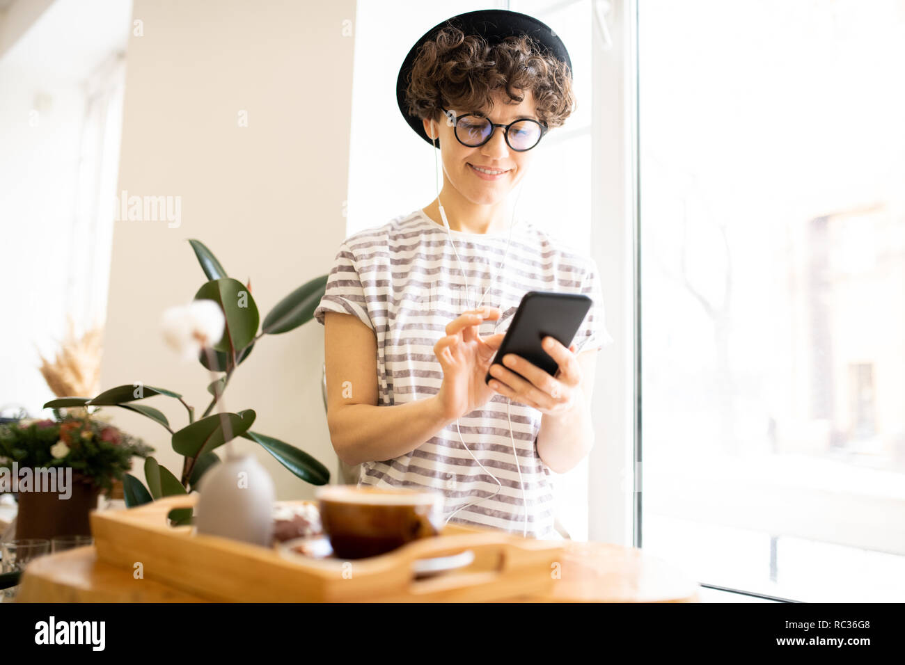 Modern woman using smartphone hi-res stock photography and images - Alamy