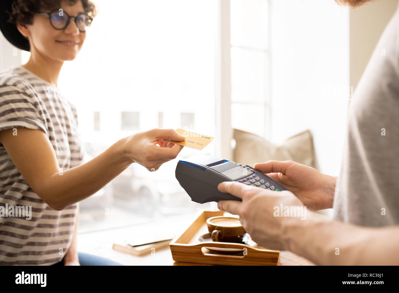 Lady giving credit card to cashier Stock Photo - Alamy