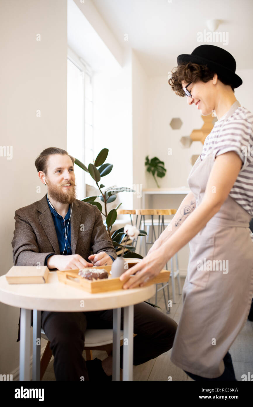 Friendly waitress hi-res stock photography and images - Alamy