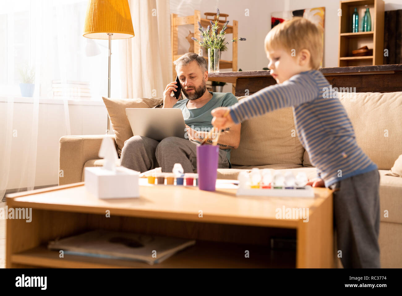 Father son talking serious hi-res stock photography and images - Alamy