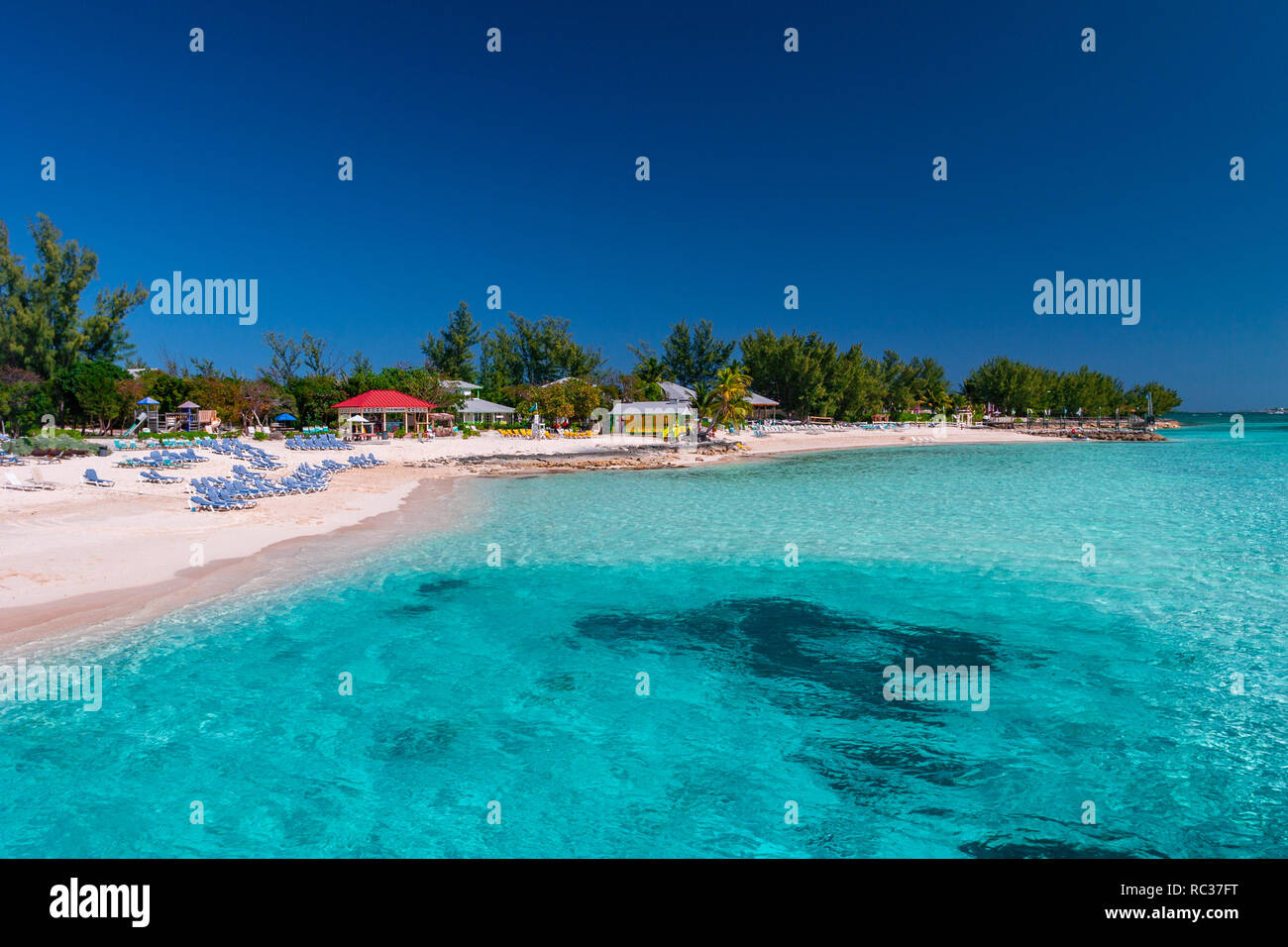 Exotic island, View on the sandy beach island and crystal clear blue ...