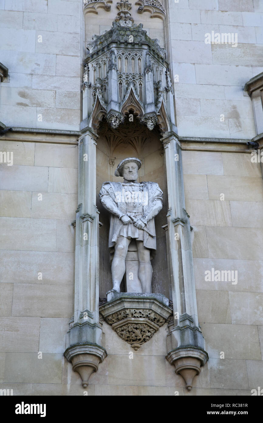 Statue of King Henry VIII outside King's College in the university city ...