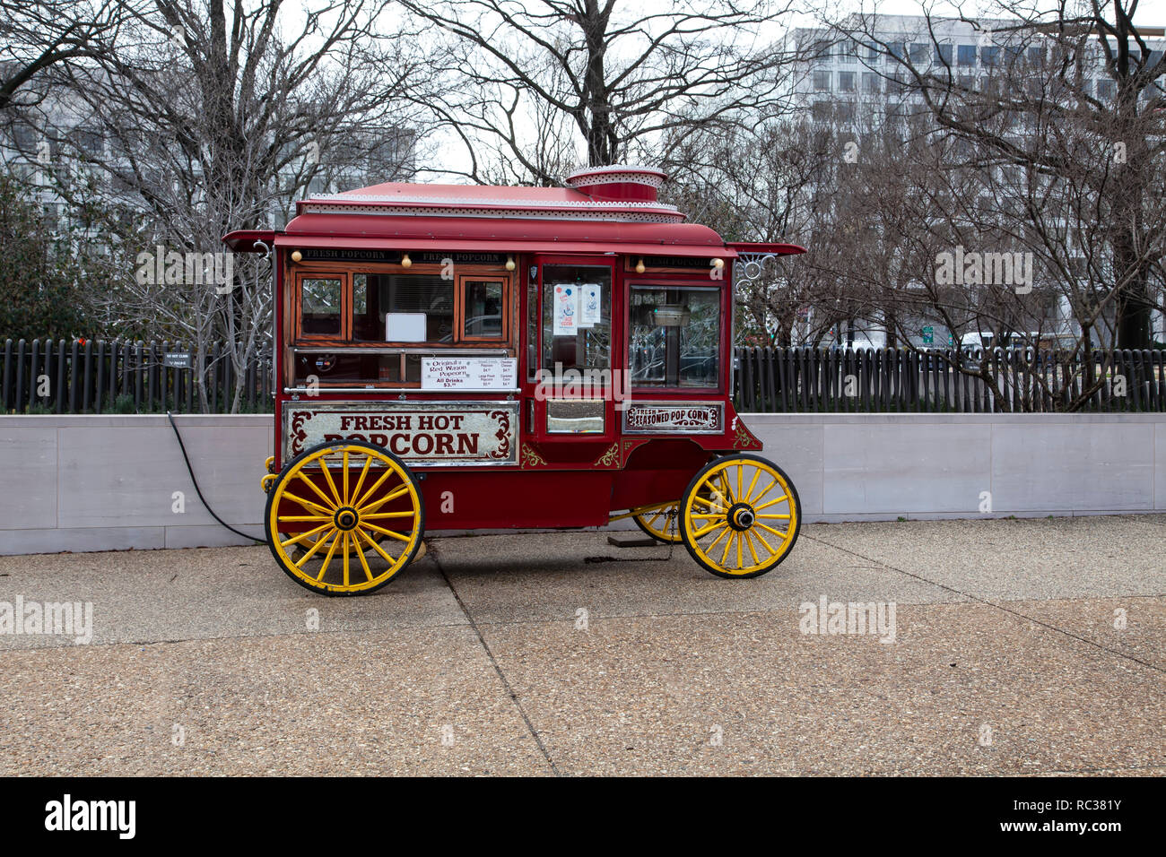 Vendor popcorn hi-res stock photography and images - Alamy