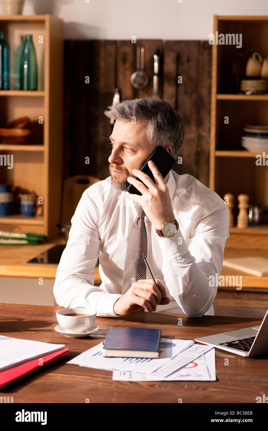 Freelancer man in kitchen hi-res stock photography and images - Alamy