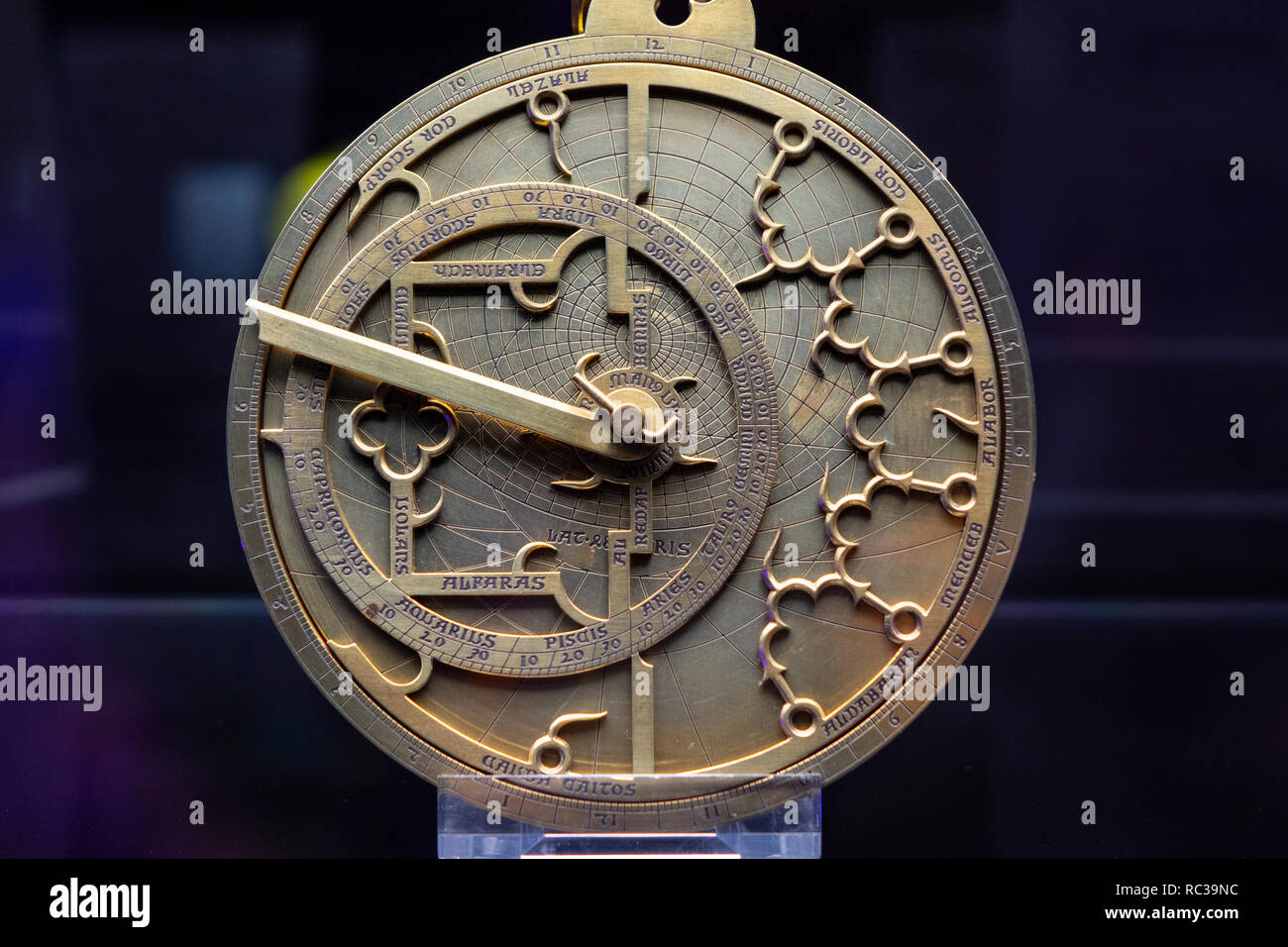 Antique brass compass on map hi-res stock photography and images - Alamy